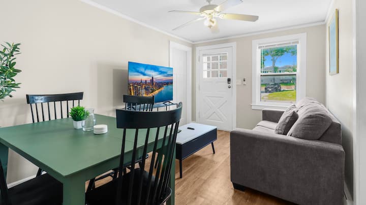 Stylish 1 Bedroom Apartment In Downtown Highwood! - Lincolnshire, IL