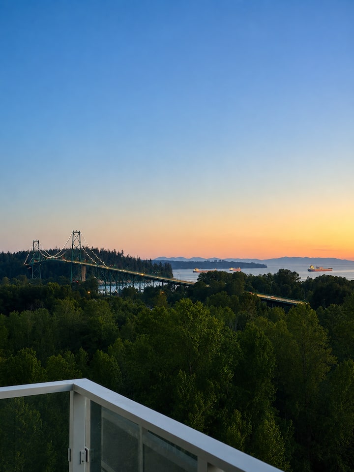 Luxury 1 Bed/1 Bath Condo Ocean & Lions Gate Views - West Vancouver
