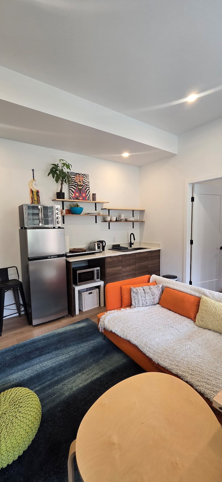 Cozy Woods Recharge Suite | Patio & Infrared Sauna - Kelowna