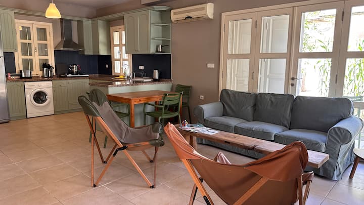 Alaçatı'da Bahçeli Ve Havuzlu Taş Villa - Alaçatı