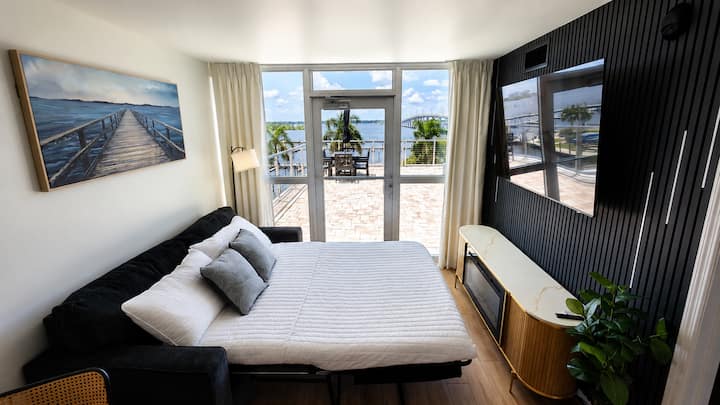 Sunset Cove Terrace Suite | Downtown Fort Myers - Fort Myers, FL