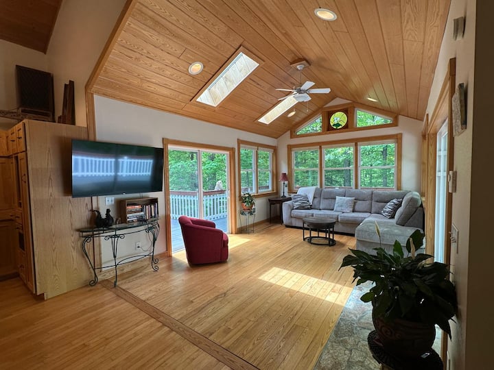 Spacious, Private Sunlit Oasis In The Woods - Suttons Bay, MI