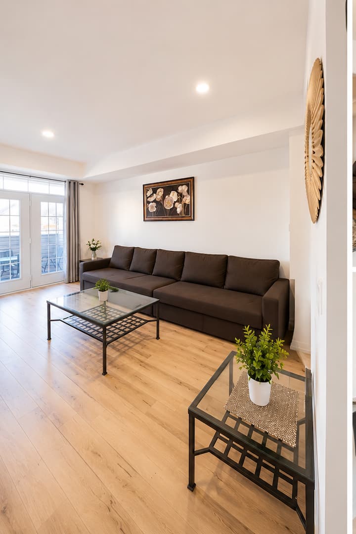 Wow! Near Upper Canada Mall! Large And Modern! - Bradford