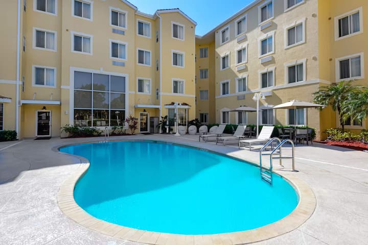 Close To Coconut Point + Free Breakfast & Kitchen - Bonita Springs, FL