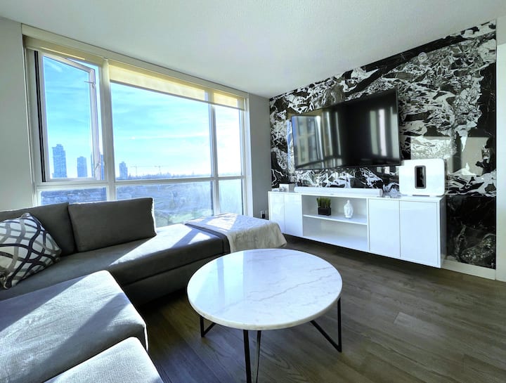 Private & Cozy City Centre Suite - Surrey, BC