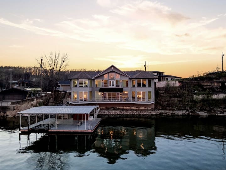 Sunrise Shores Estate - Luxury Lakefront - 4bd-4ba - Camdenton, MO