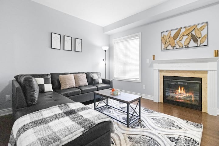 Cozy & Private 4br Retreat In Brampton ~Sleeps 8 - ブランプトン