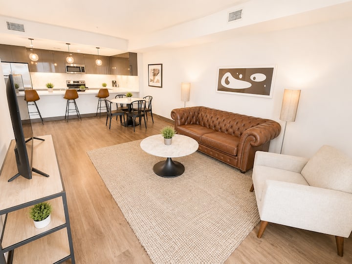 Modern 2br Penthouse With Stunning Balcony - Los Angeles, CA