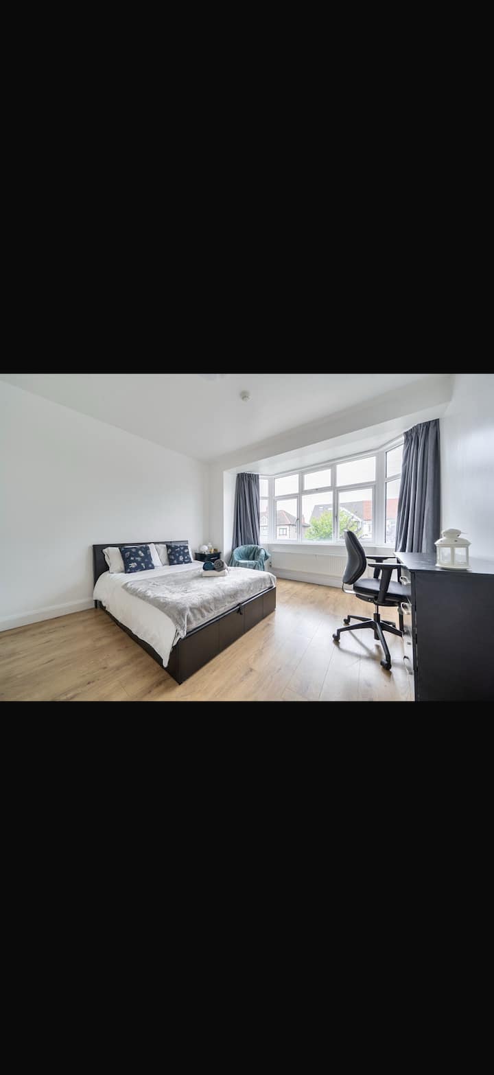 Modern Family 3-bed House In London - Ilford