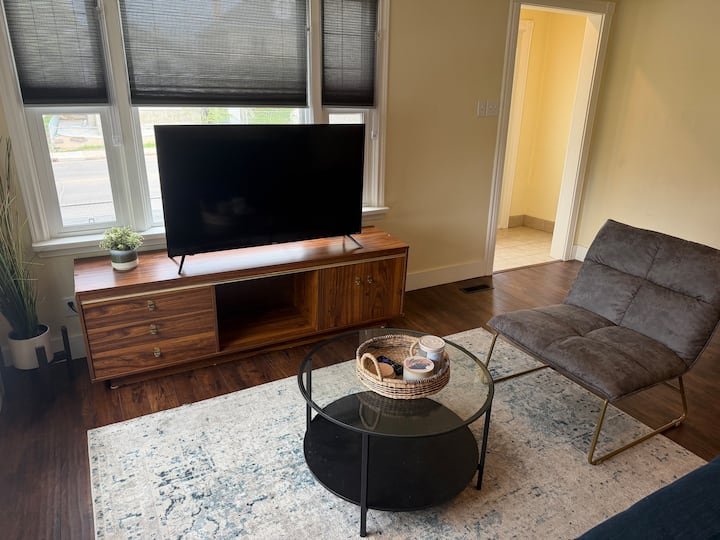 2 Bedroom Main Floor Suite Downtown - Edmonton, Canada
