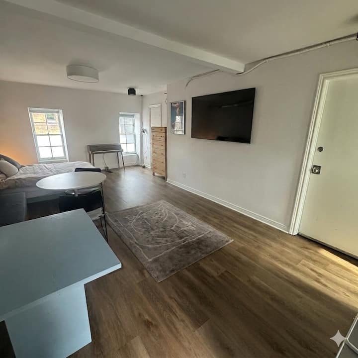 Queen And Ossington Private Apartment With Patio - Toronto, ON