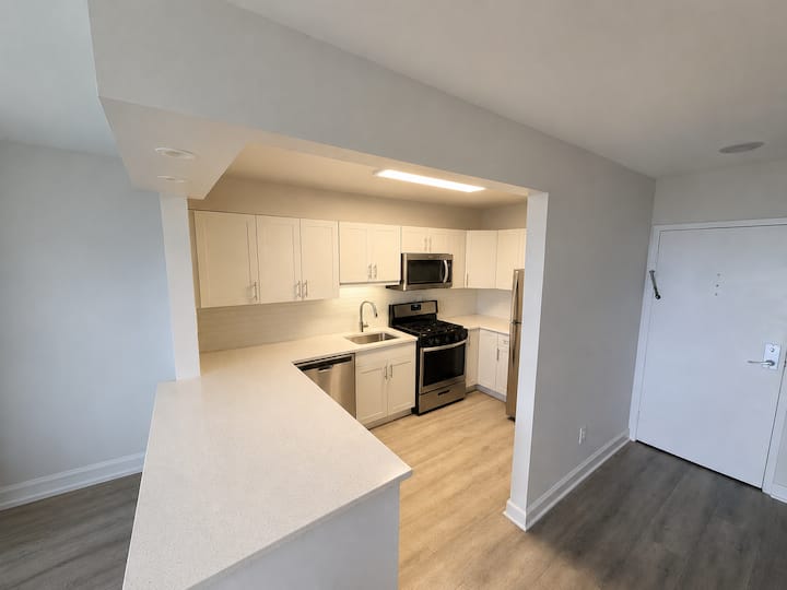 2 Bed/1 Bath Apartment With Pool And Close To Dc - Arlington, VA