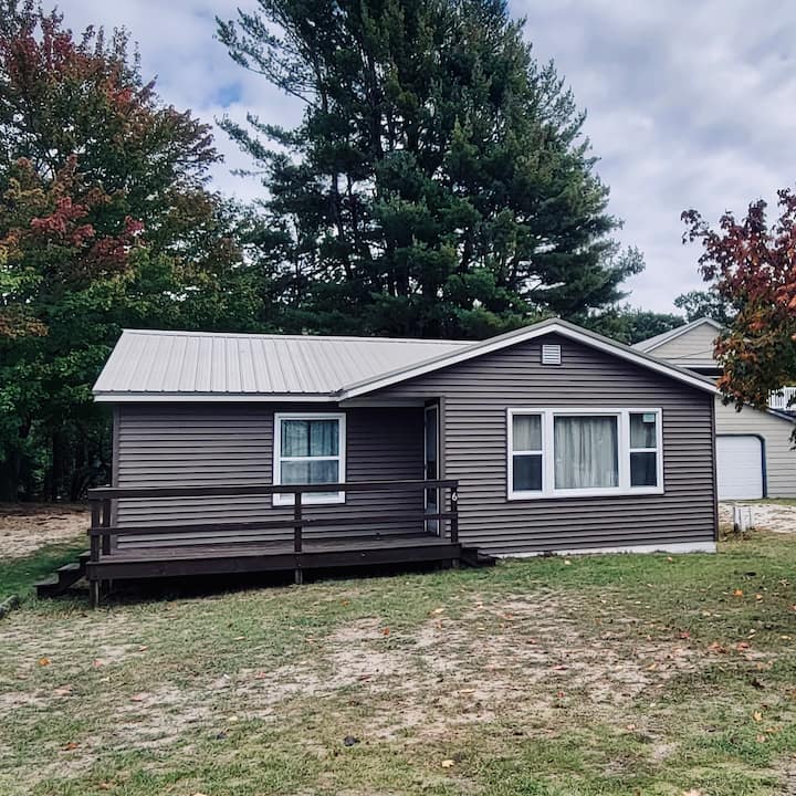 Hunter Creek Cottage | Pool + Beach Access - Pentwater, MI