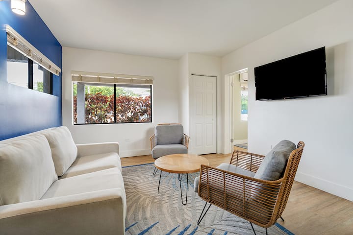 Weekend Reset | Free Breakfast & Parking | Pool - Islamorada, FL