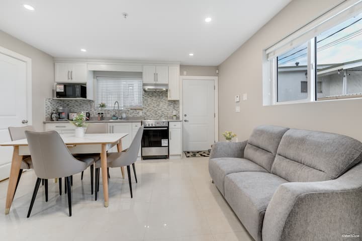 Quiet 2br Suits In Vancouver With Private Entry - バーナビー