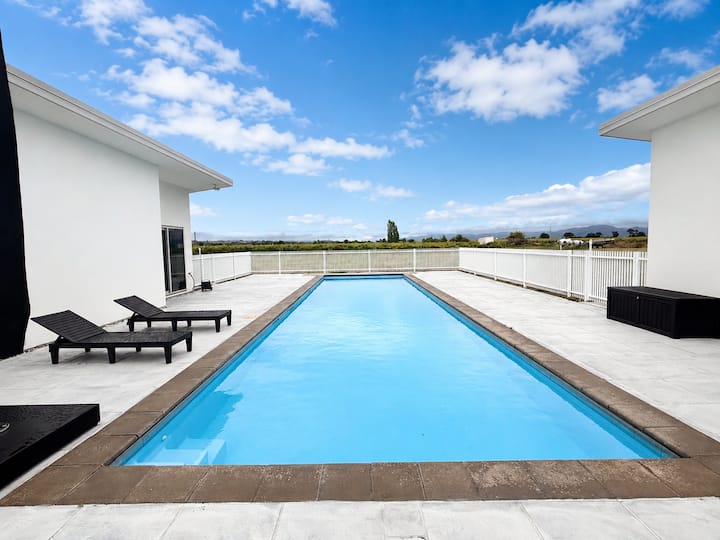 Vineyard Home With Pool - New Zealand