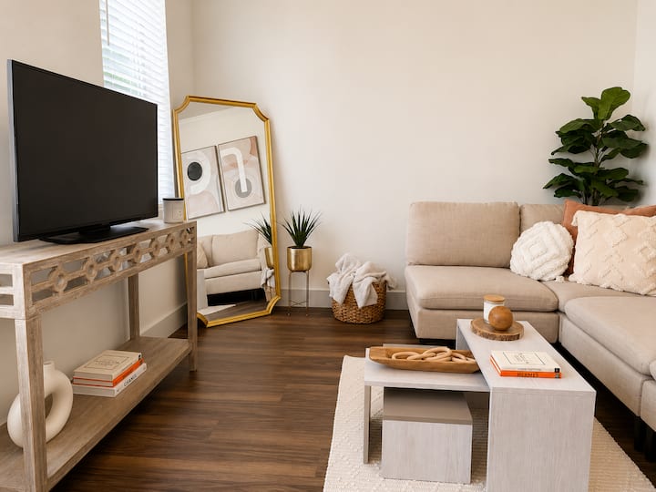 Cozy Modern Apartment In Addison | Galleria Mall - Farmers Branch, TX