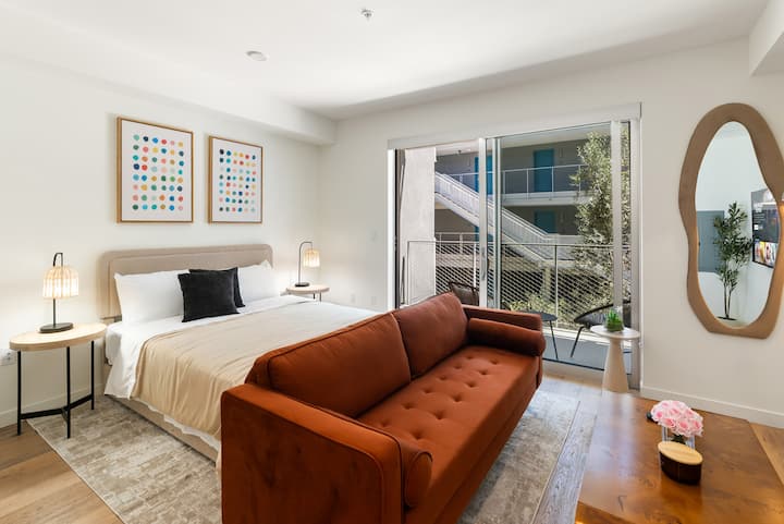 Cozy Studio West Hollywood, Free Parking, Pool - Los Angeles, CA