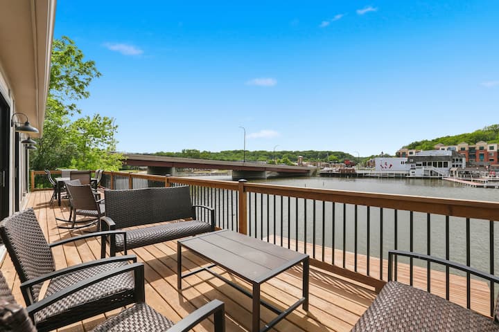 Riverhaus Luxury Waterfront Retreat - Walk To Town - Algonquin, IL