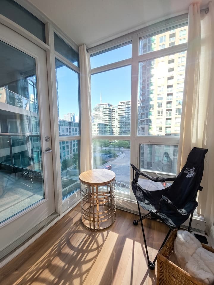 Vibrant Downtown High-rise With Parking & Views - Toronto, ON