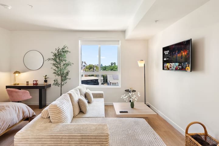 Lux 1bd West Hollywood | Free Parking, Pool, Gym - West Hollywood, CA