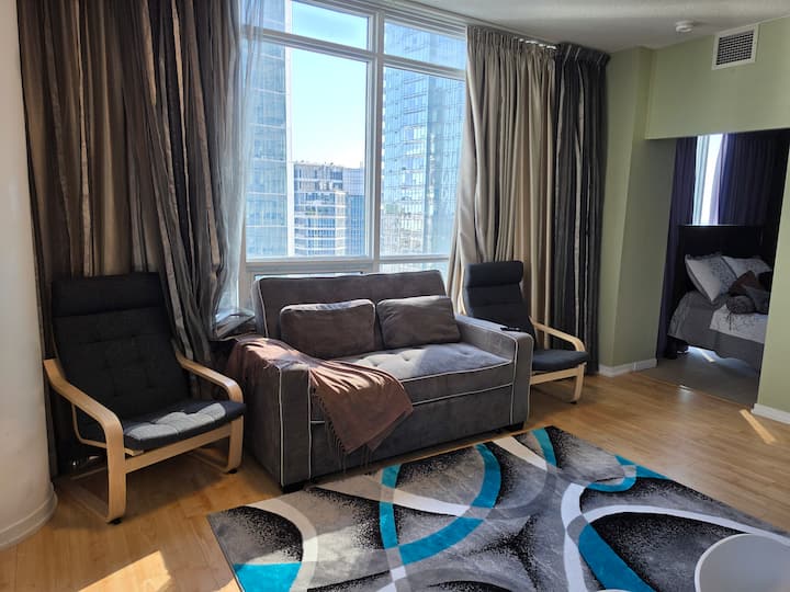 Lakeview Abode: 2 Bed 2 Bath Luxury Condo - Toronto