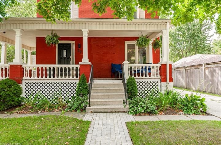 Renovated Century Home - Blends Charm W/ Amenities - Stratford