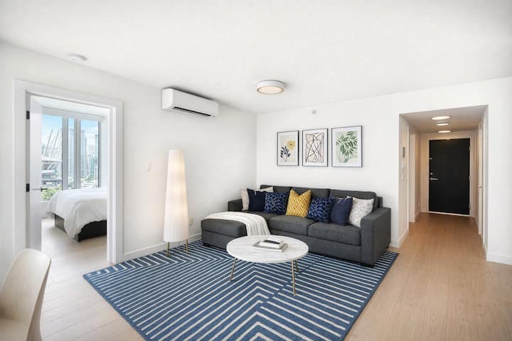 New Downtown Retreat|king Bed, Pool, Gym & Hot Tub - Vancouver