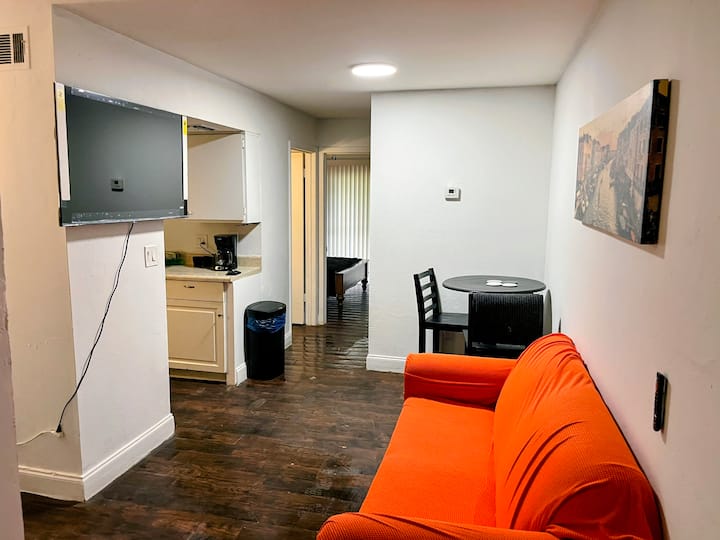 Budget-friendly 2br/2bh Gainesville Stay - Gainesville, FL