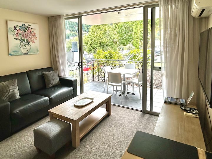 Central Queenstown Escape | Balcony & Views - Queenstown