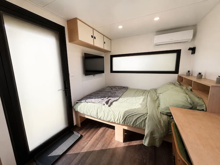 Modern Tiny Home Near Manhattan Beach & Lax! - Los Angeles, CA