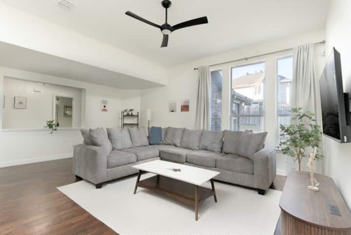 Stylish 3-2 Home – Near Dining & Entertainment - Grand Prairie, TX