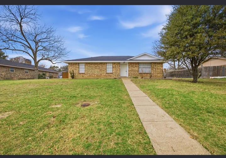 4 Bedroom 2 Bath This House Is Ready For You. - Lancaster, TX