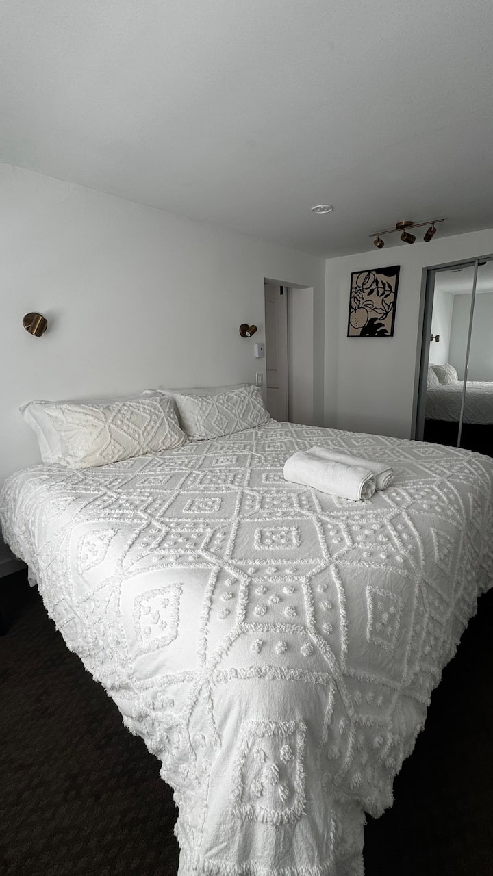 Modern Apartment With Private Entrance - Coquitlam