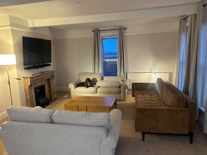 Spacious 4-bed With Sea Views | Walk To Beach - 得文