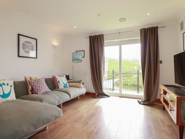 Lowenna - Mawgan Porth