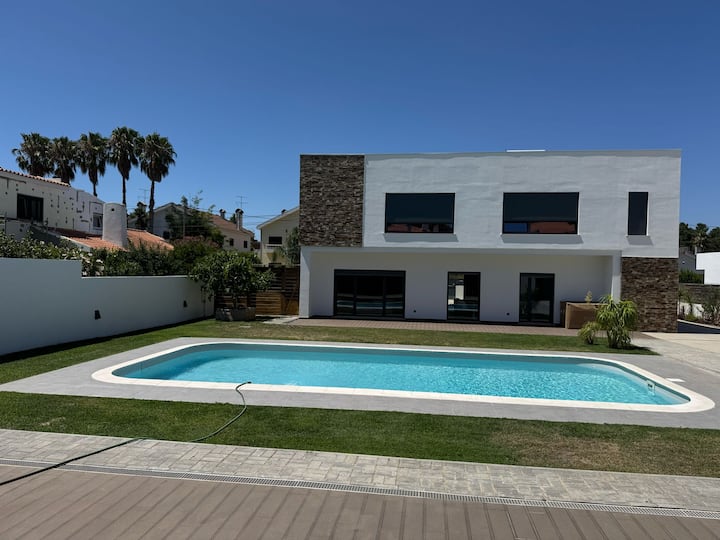 The Sunseeker Villa, 5 Minutes From Beach - Seixal