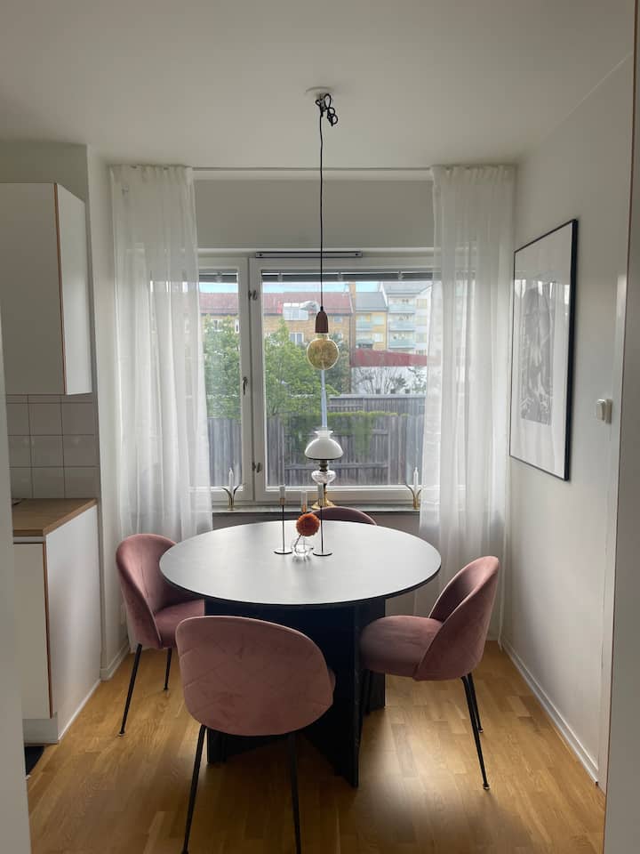 Mysig Och Ljus Lägenhet Med Närhet Till Stan! - Stockholm