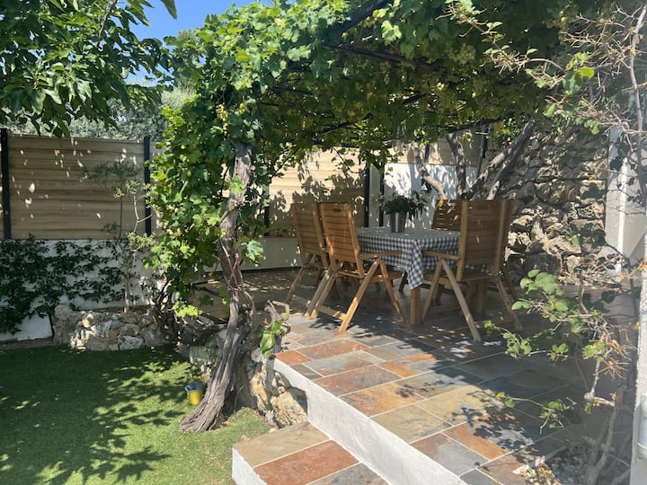 Appartement De 55 M², Bas De Villa. - Ollioules