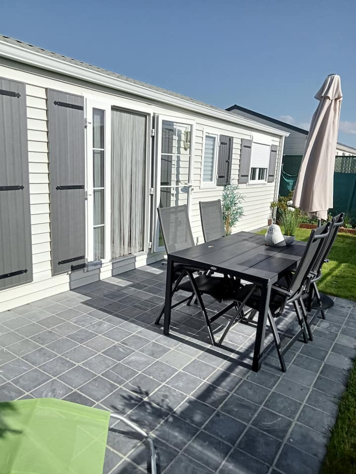Luxe Stacaravan 1020 Met Tuin Bij Ingang - Bredene