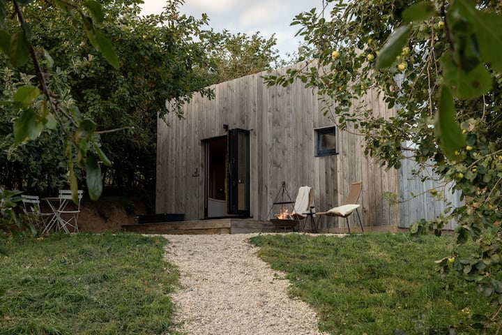 Private River Wye Cabin W/ Bath + Enclosed Orchard - Forest of Dean