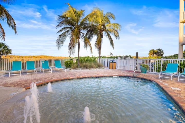 Beachfront 2br Suite W/ Partial Gulf Views - Treasure Island, FL