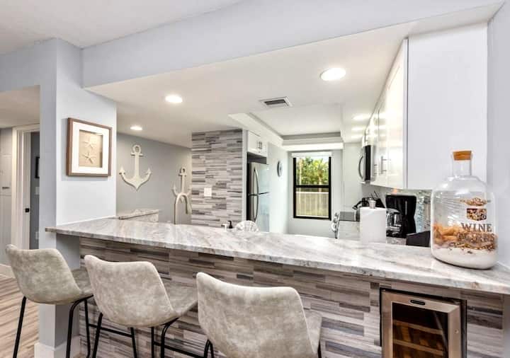 2 Bed I Walk To Beach & Marco Walk - Marco Island, FL