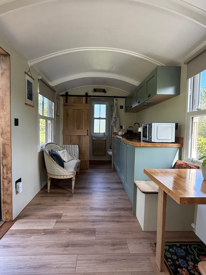 Shepherd's Hut Overlooking Rolling Fields - Uckfield