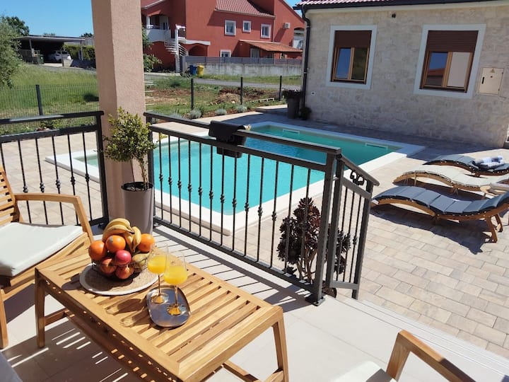 K-26027 Maison De Trois Chambres Avec Une Piscine - Sukošan