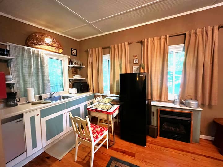 Arbors Guest Cottage • Pets Welcome • Hot Tub! - Lake Lure, NC