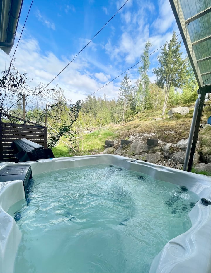 Waterfront Villa Near City, Hot Tub, Dock & Saunas - Suède