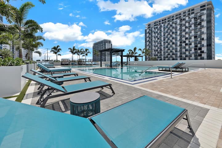 Upscale 2br City-view Suite | Pool, Sauna & Spa - Hialeah, FL