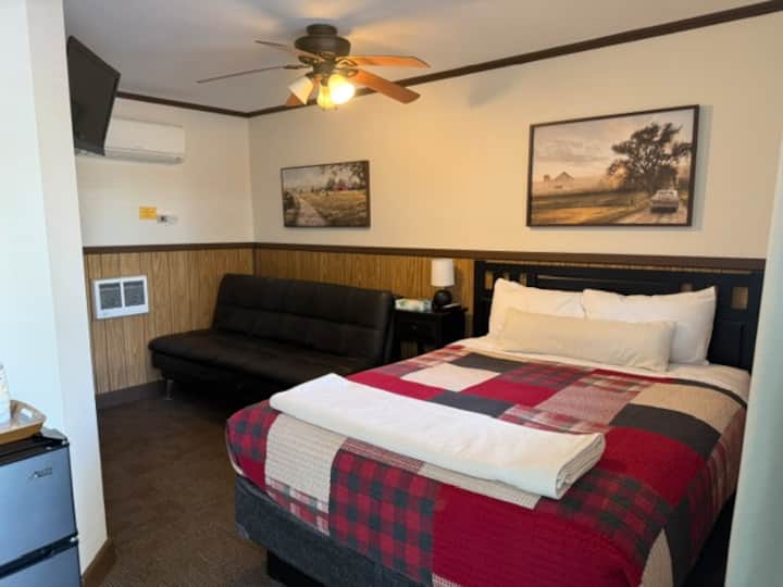 1 Queen, 1 Futon - Main 9 & 10 - Keystone, SD