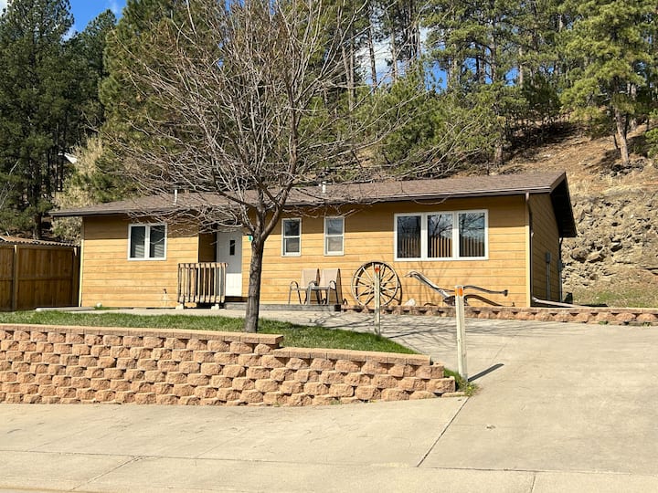 Rocky Cliff 3 Bedroom/2 Bath Home In Hill City! - Hill City, SD